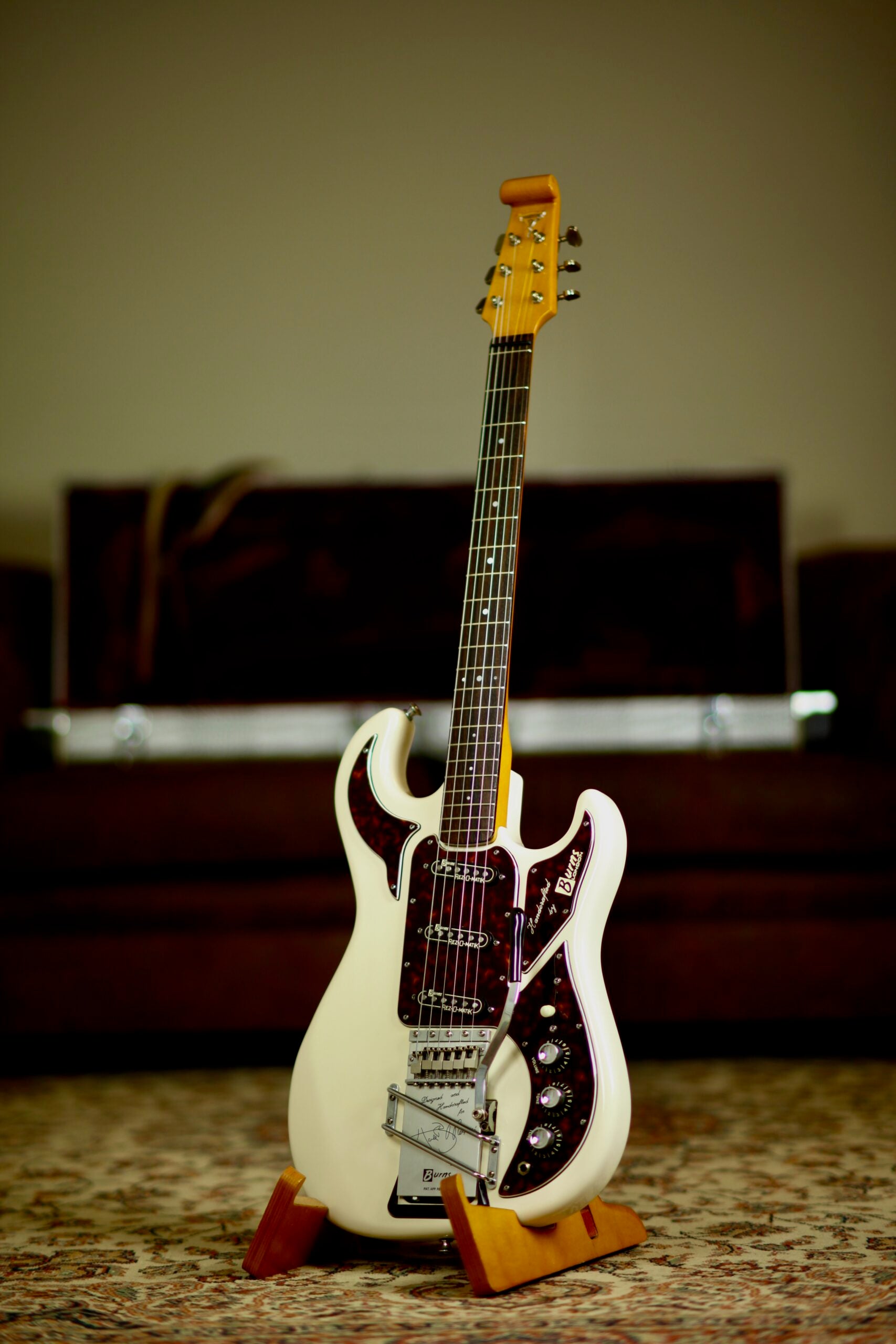 Burns “The Legend” Hank Marvin Signature | White – GitaarBarbaar